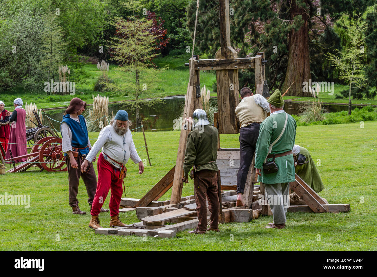 Trebuchet medieval siege hi-res stock photography and images - Alamy