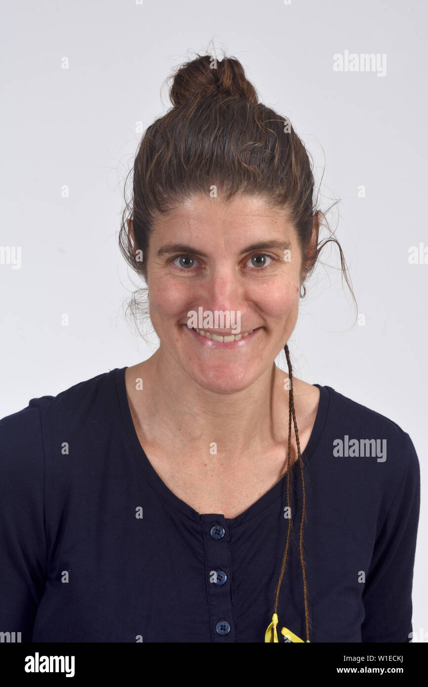Woman smiling at camera normal pose hi-res stock photography and images ...