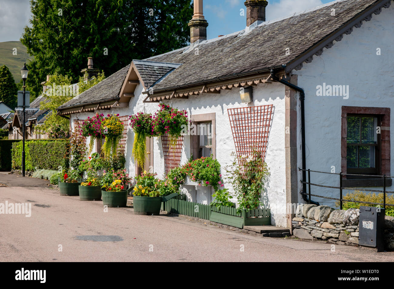 Traditional scottish cottage hi-res stock photography and images - Alamy