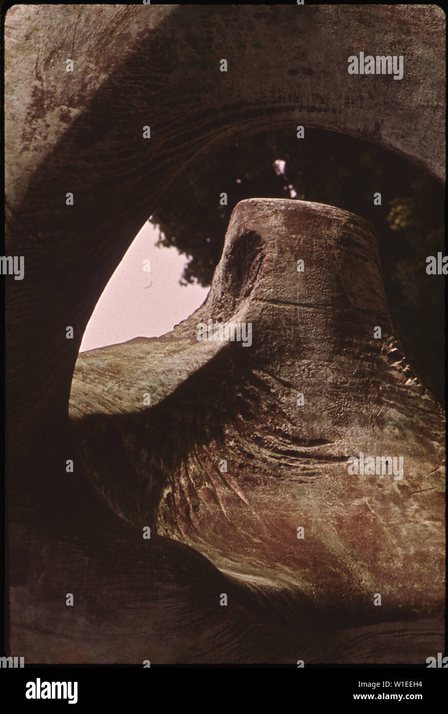 Henry moors sculpture large arch hi-res stock photography and images ...