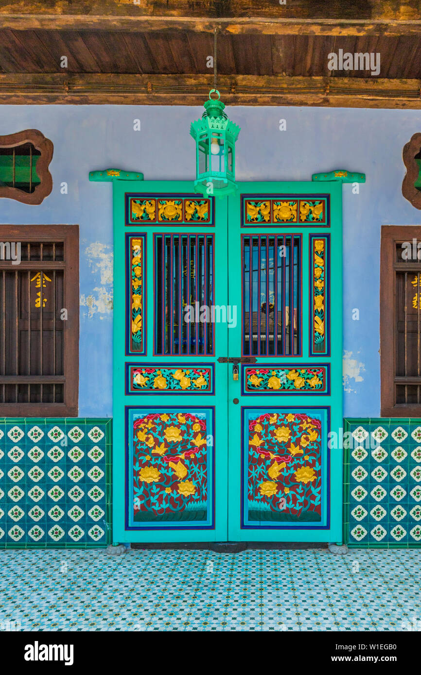Traditional Chinese shop house architecture in George Town, Penang ...