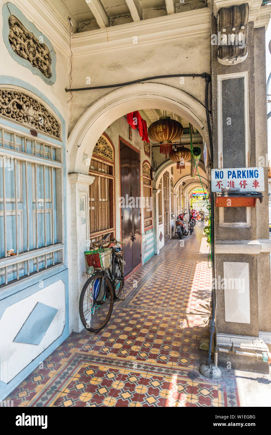 Traditional Chinese shop house architecture in George Town, Penang ...