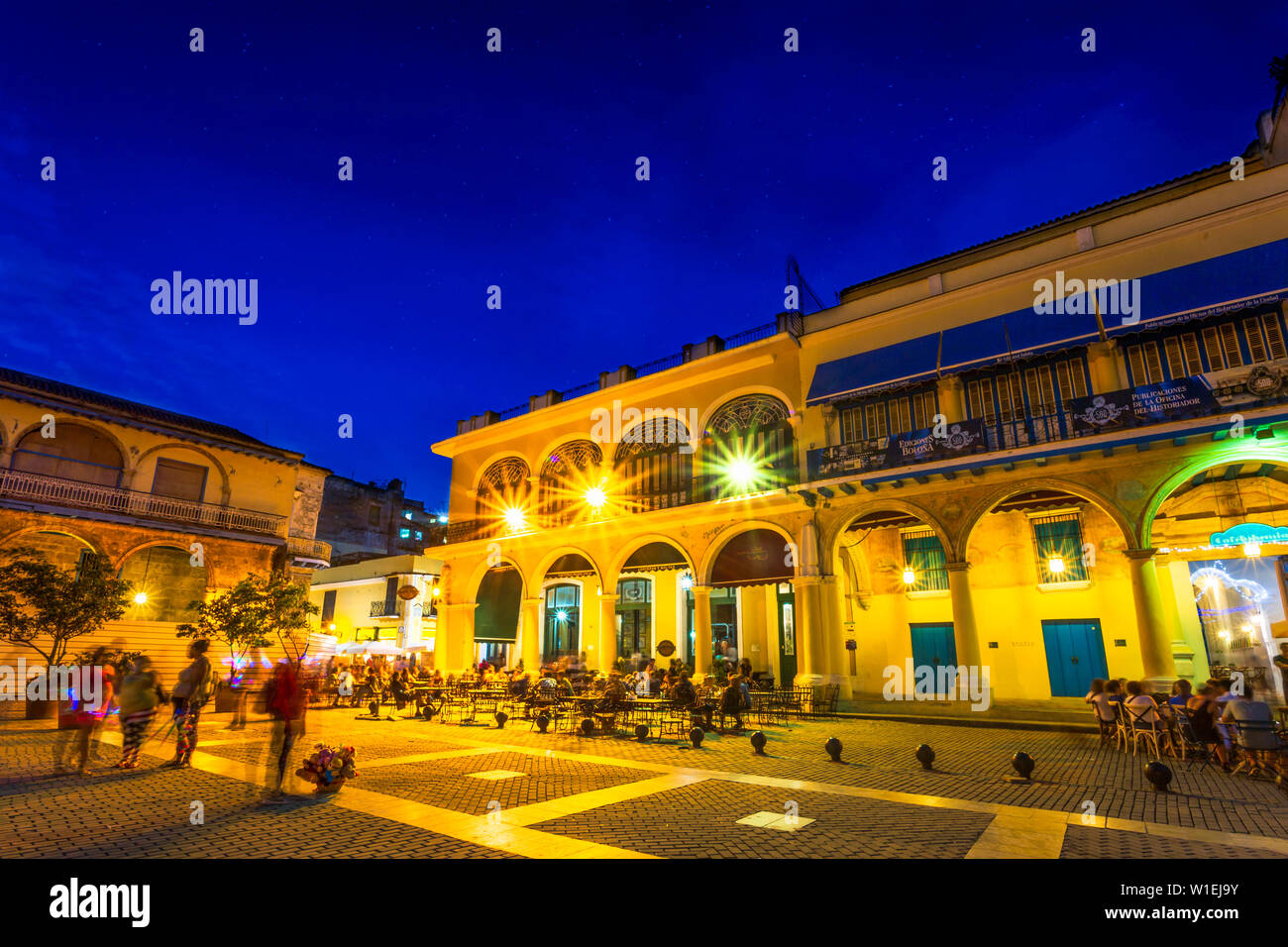 Old Town Square, Plaza Vieja at night, La Habana Vieja, UNESCO World ...