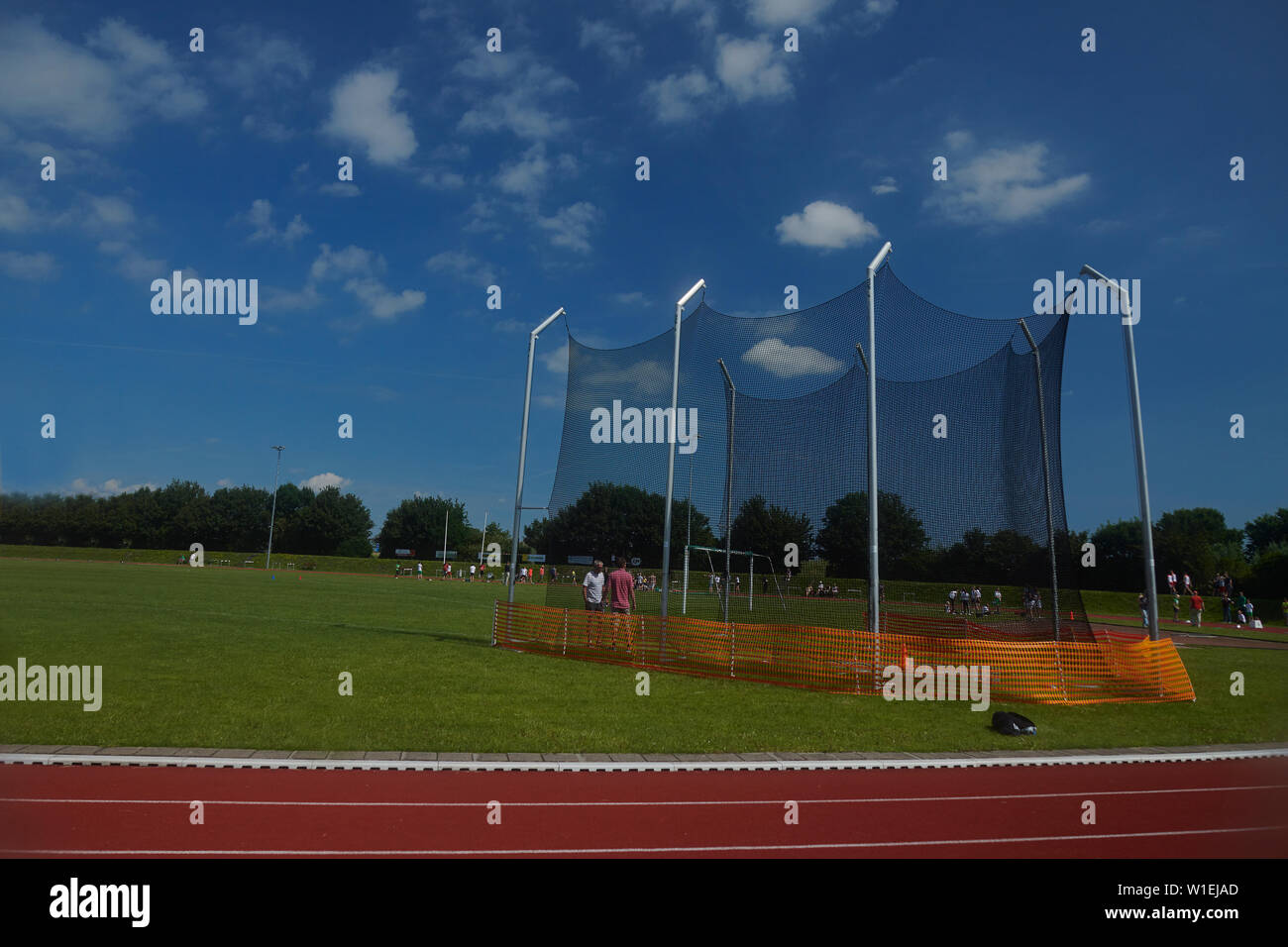 Teens running track finish line hi-res stock photography and images - Alamy