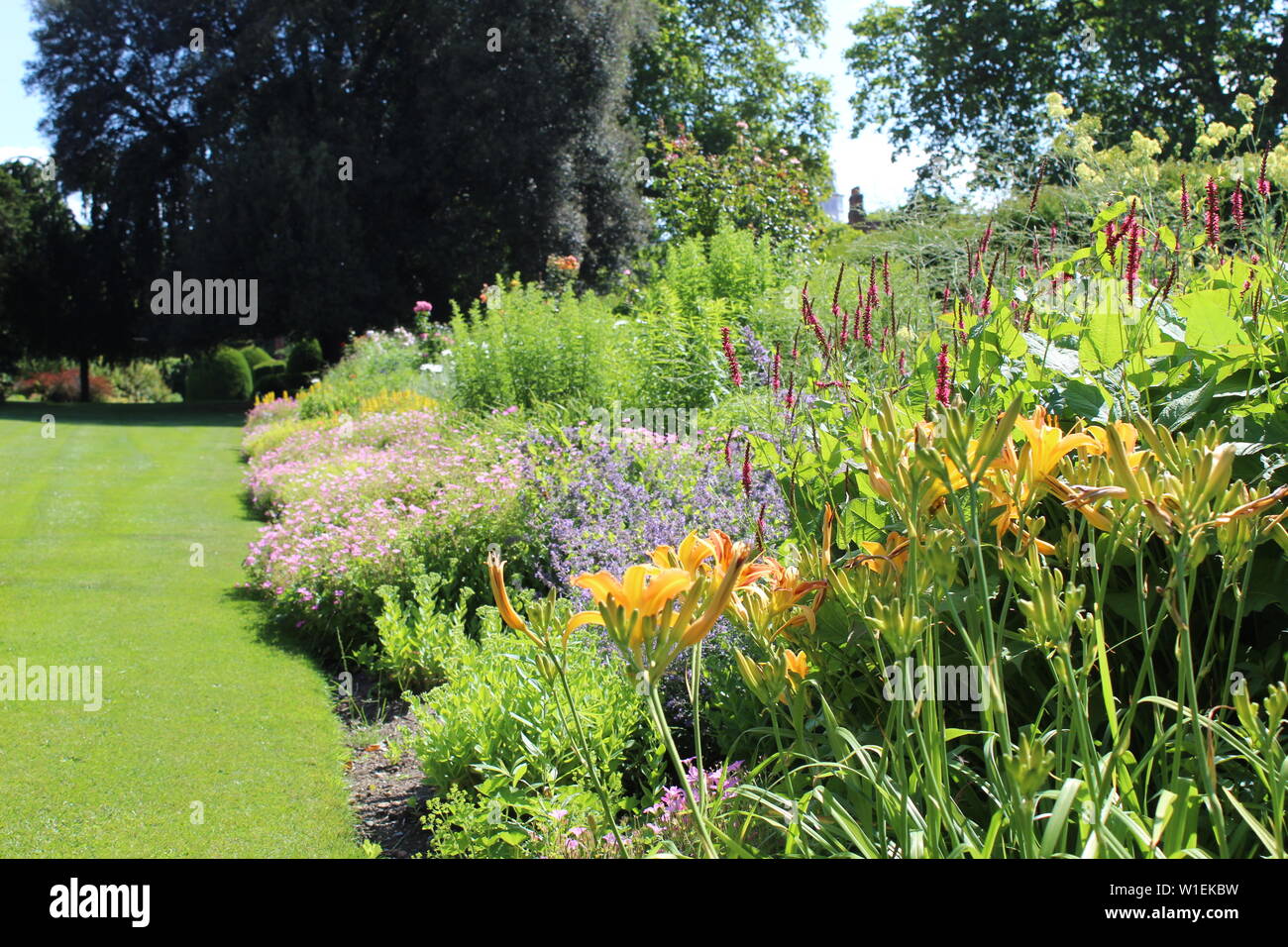 Formal garden border hi-res stock photography and images - Alamy