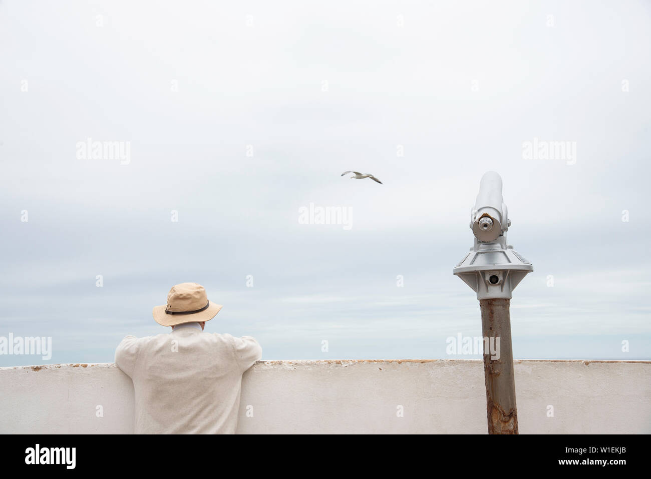 Man peering over wall hi-res stock photography and images - Alamy