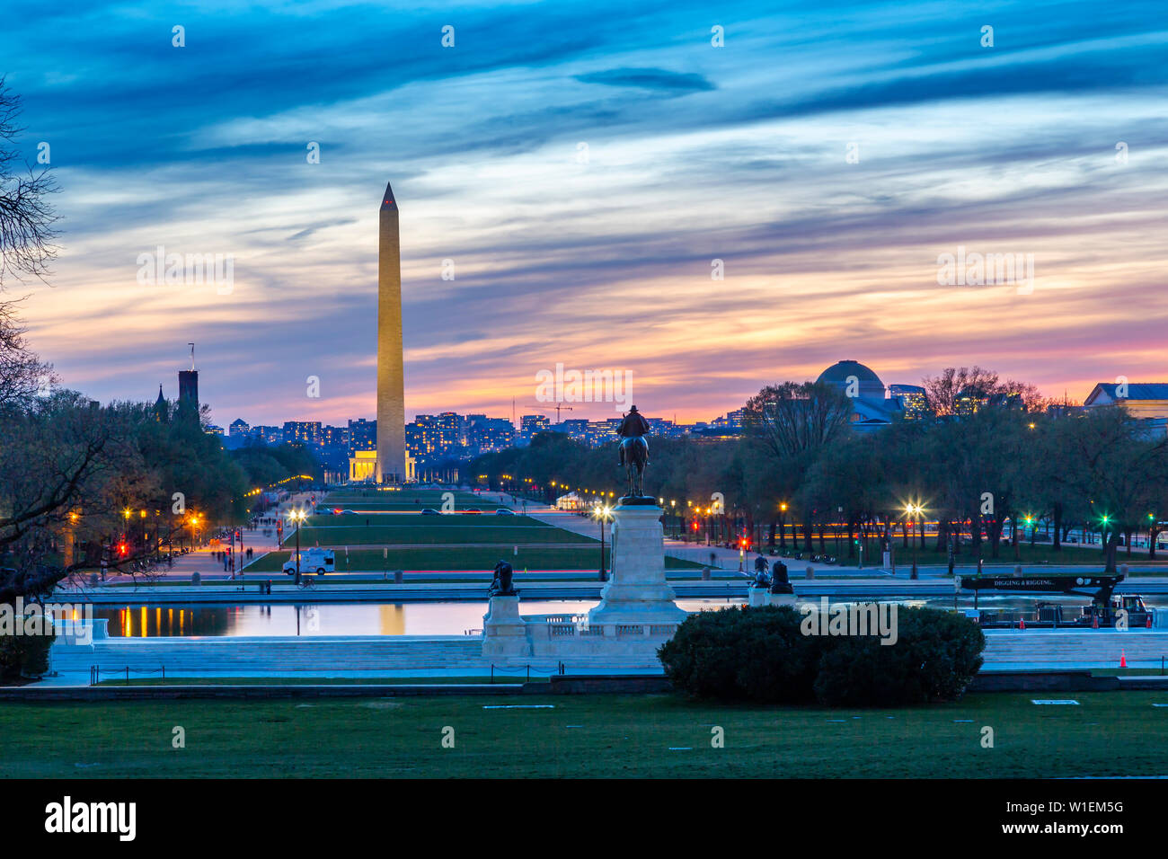 American mall outdoors hi-res stock photography and images - Alamy