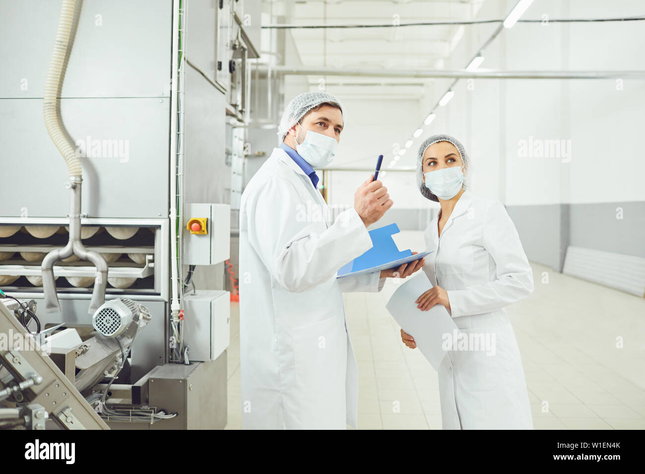 Supervisor in food factory hi-res stock photography and images - Alamy