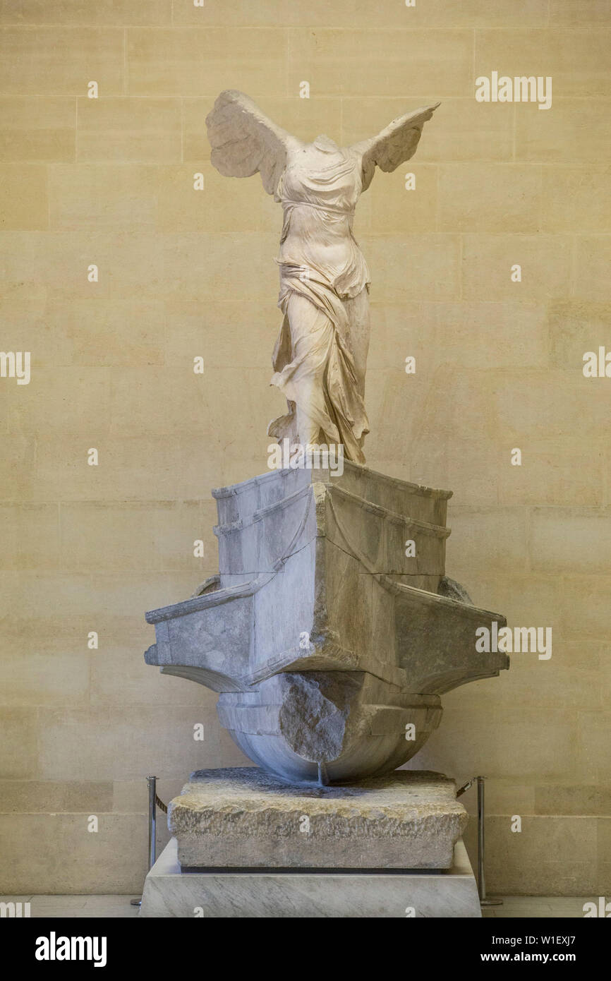 The winged victory louvre hi-res stock photography and images - Alamy