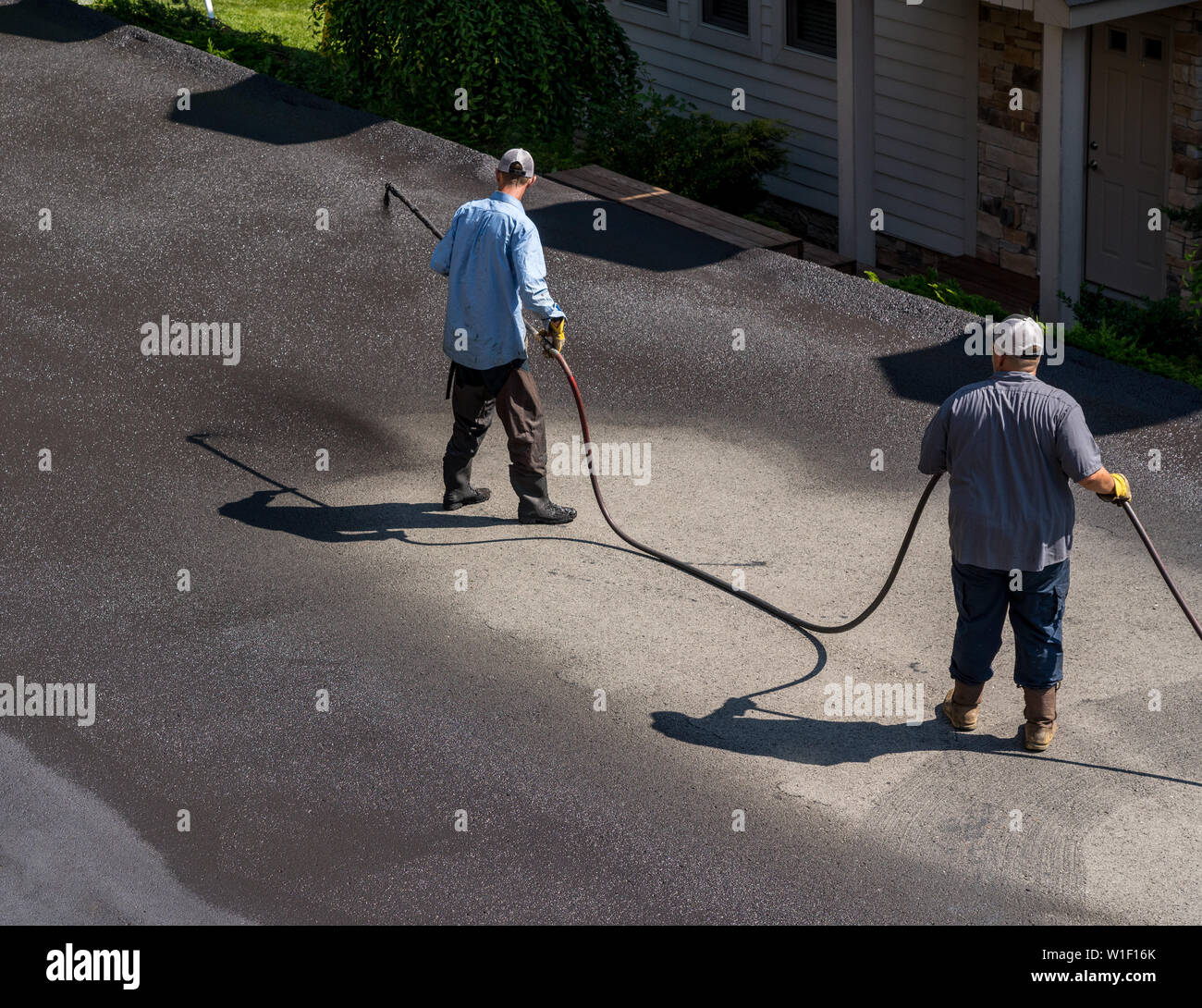 Asphalt driveway hi-res stock photography and images - Alamy