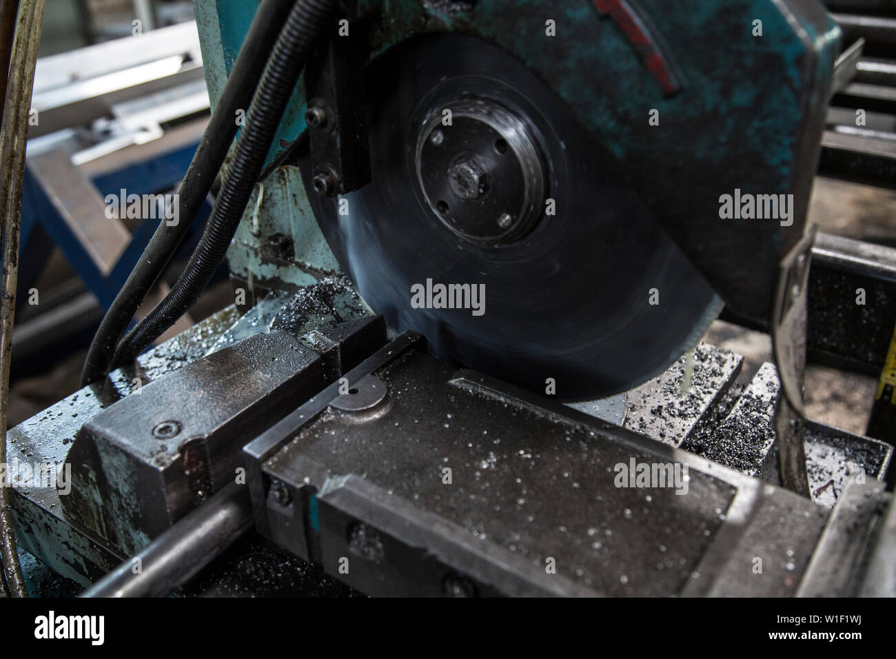machine cutting metal in huge factory Stock Photo - Alamy