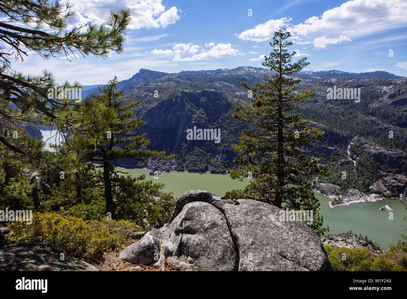 California lake dam hi-res stock photography and images - Alamy