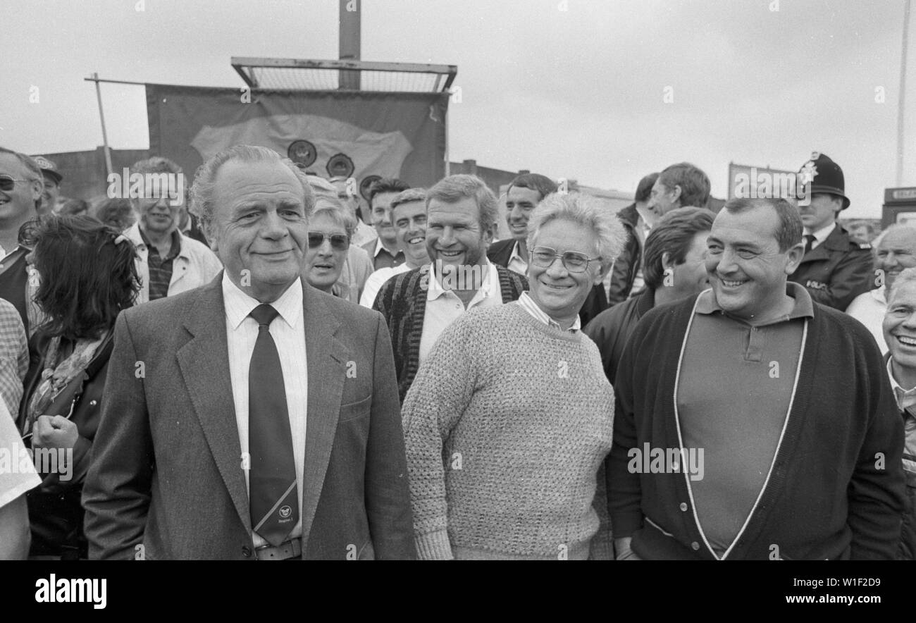 Transport leader, Ron Todd (l) with strikers at Tilbury Docks Stock ...