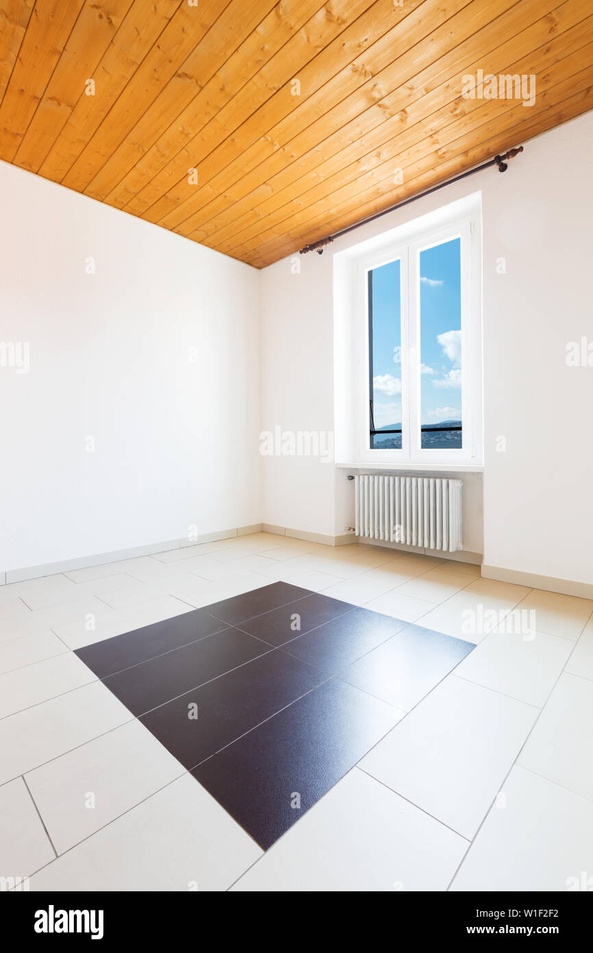 Empty room with wooden ceiling and white walls Stock Photo - Alamy