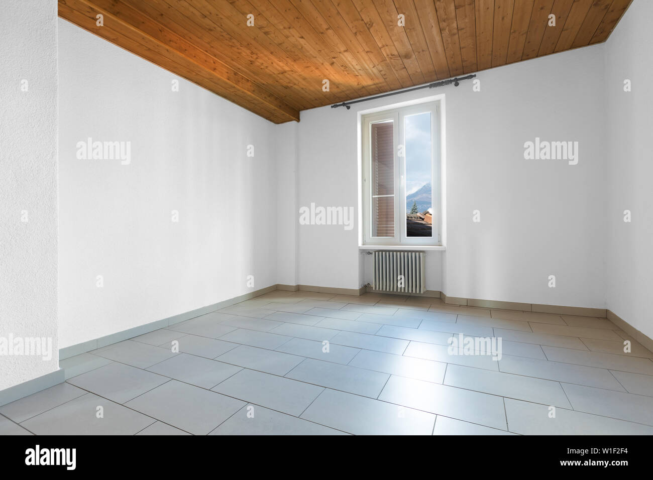 Empty room with wooden ceiling and white walls Stock Photo - Alamy