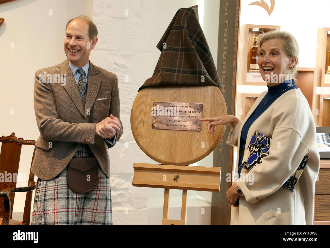 The Earl and Countess of Forfar unveil their first plaque with their ...