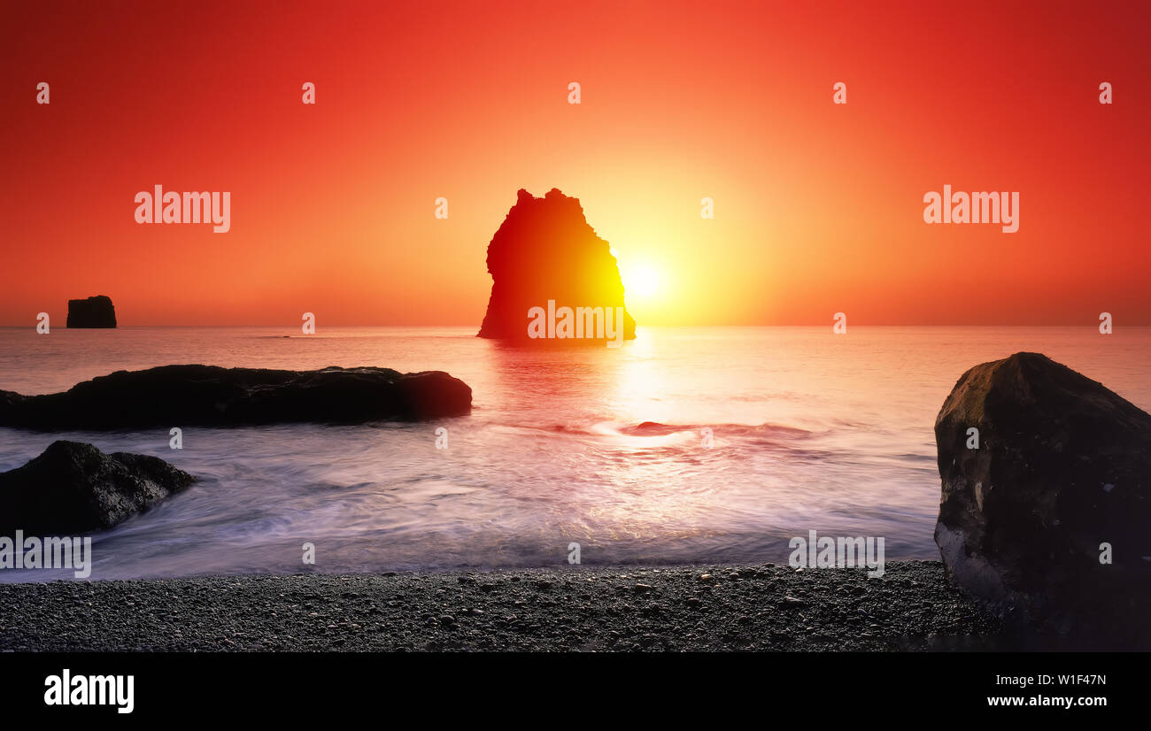Natural rock formations beach hi-res stock photography and images - Alamy
