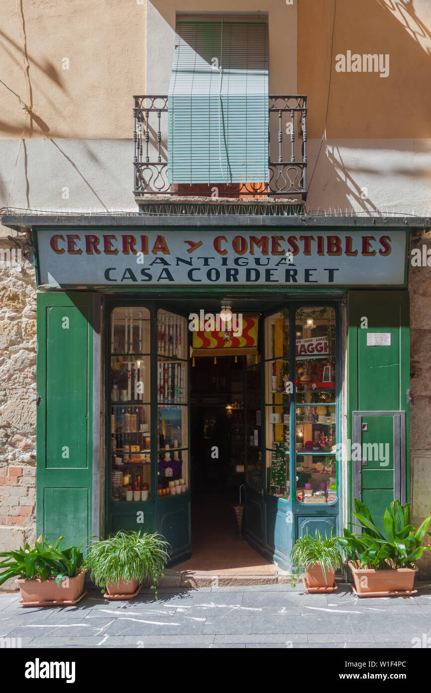 Shop front in Tarragona, Spain Stock Photo - Alamy