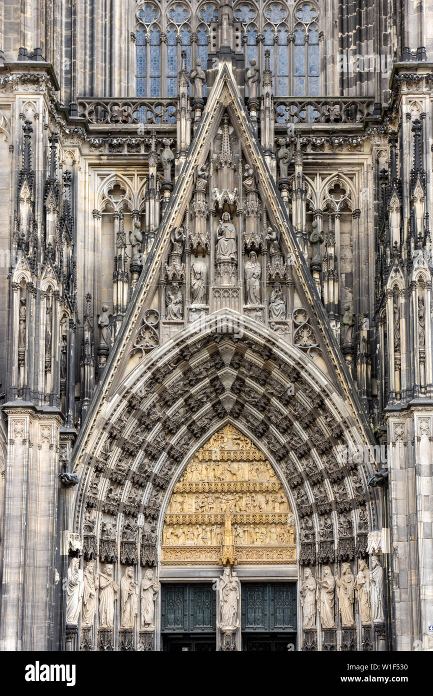 Facade of the famous Cologne Cathedral Stock Photo - Alamy