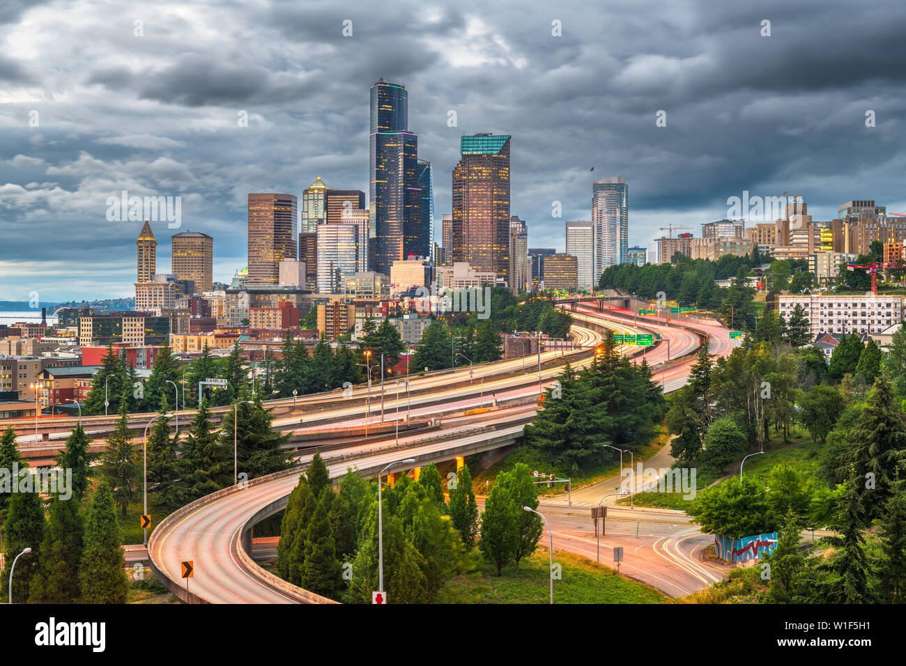City skyline traffic hi-res stock photography and images - Alamy