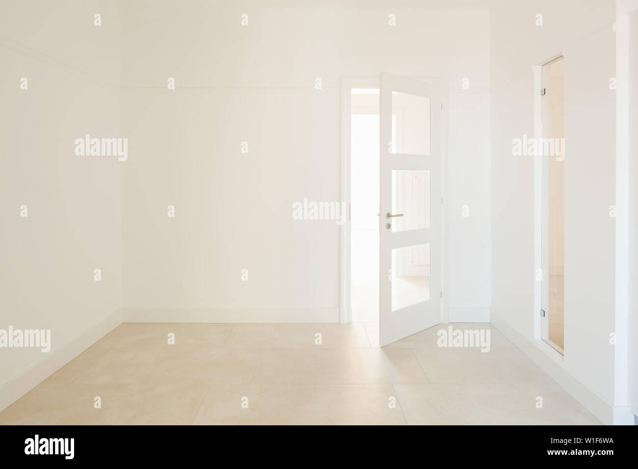 Empty room with open door Stock Photo - Alamy