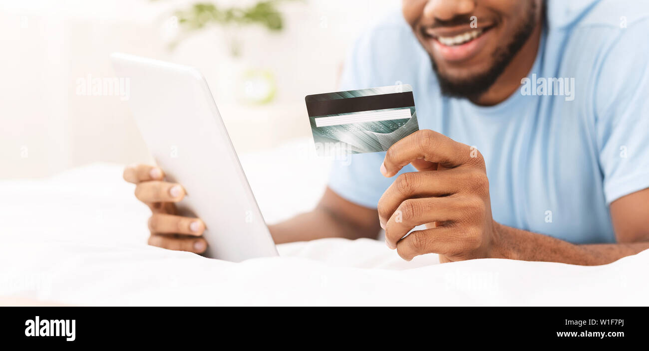 Man purchasing technology hi-res stock photography and images - Alamy