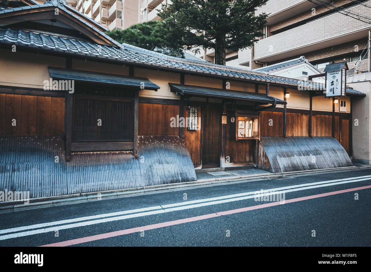 Daylight building hi-res stock photography and images - Alamy