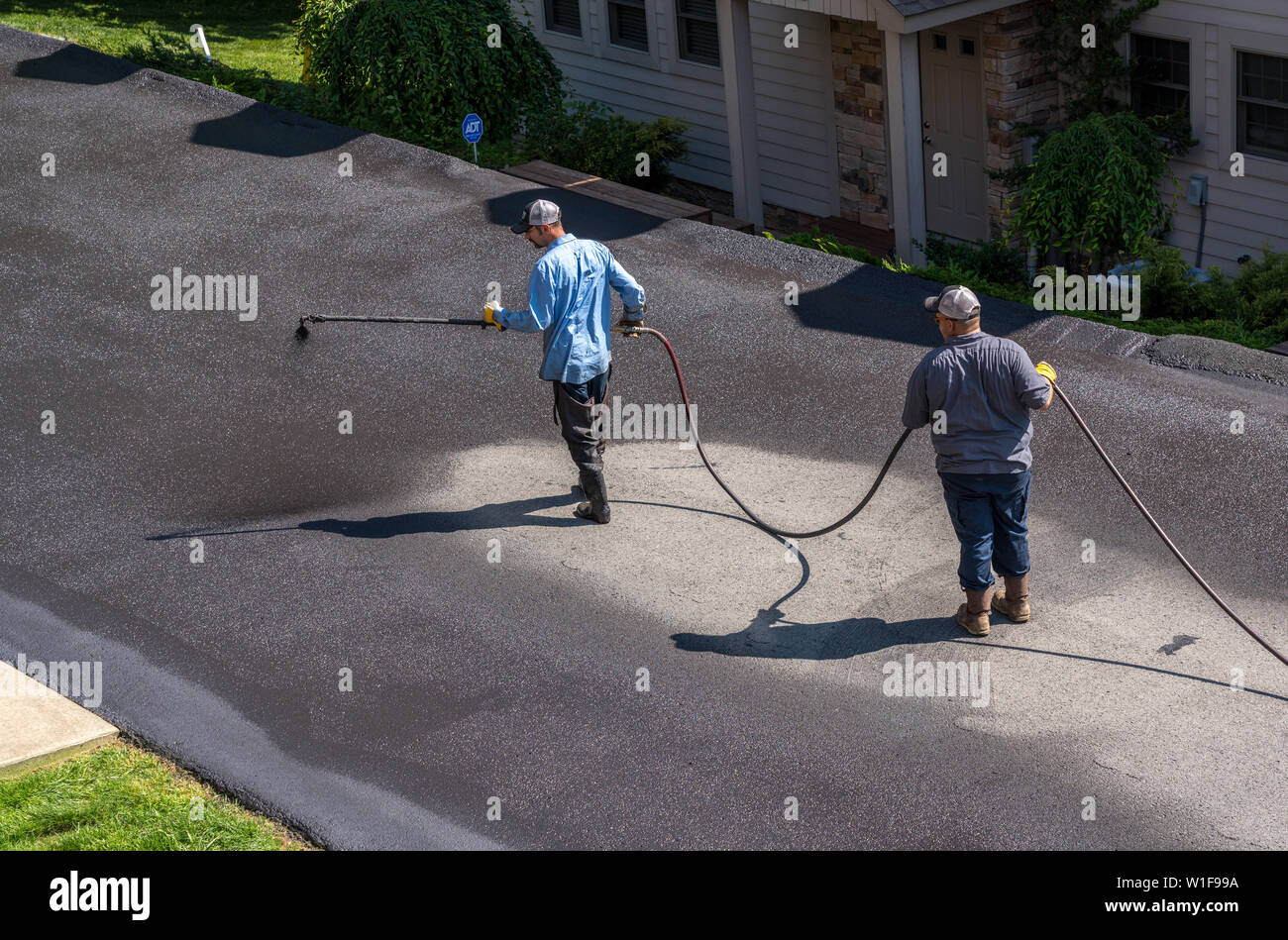 Asphalt driveway hi-res stock photography and images - Alamy