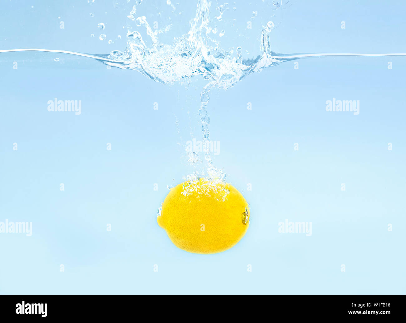 Fresh yellow lemon sinking deeply in clear water Stock Photo - Alamy