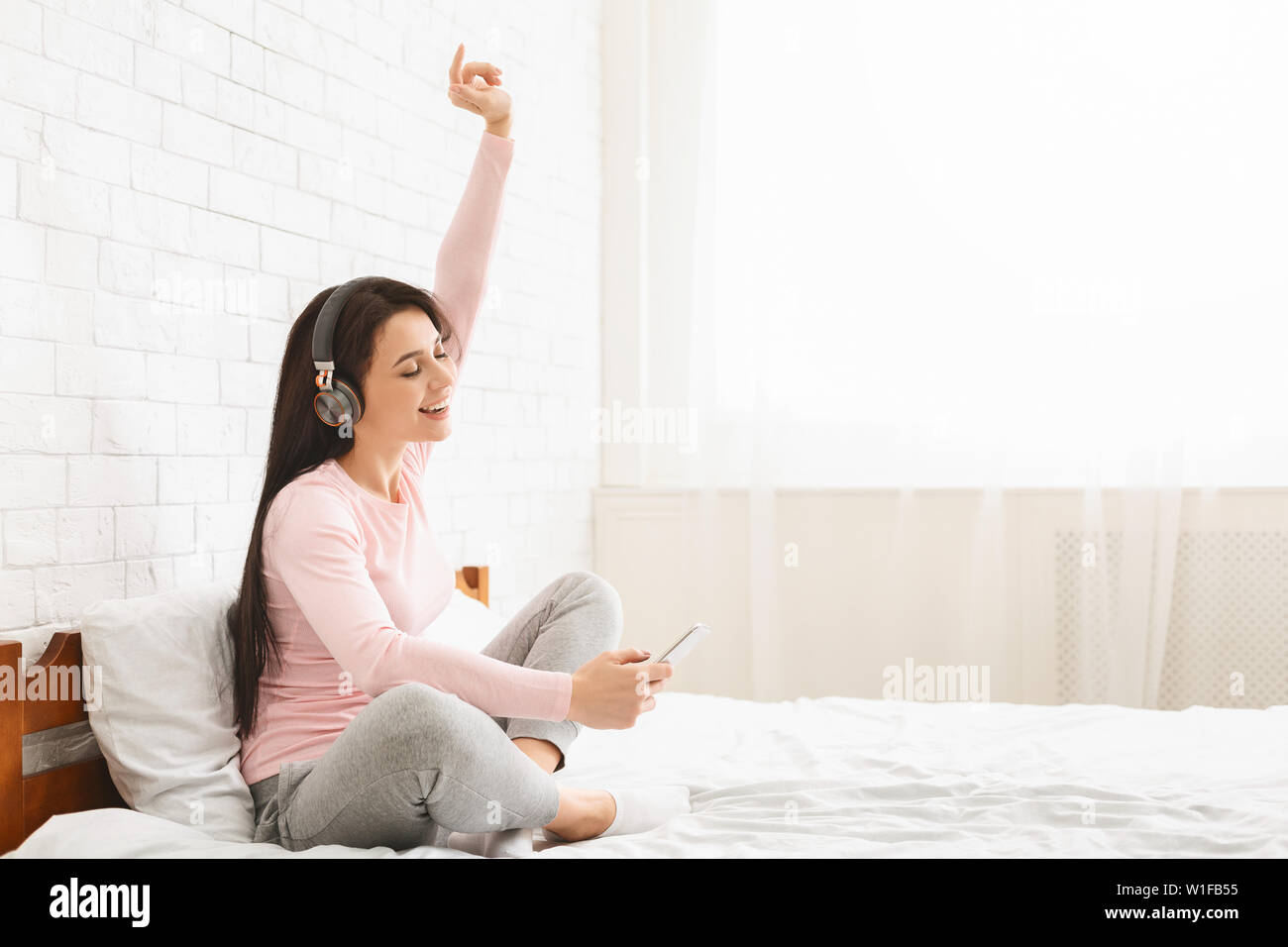 Girl dancing bed hi-res stock photography and images - Alamy