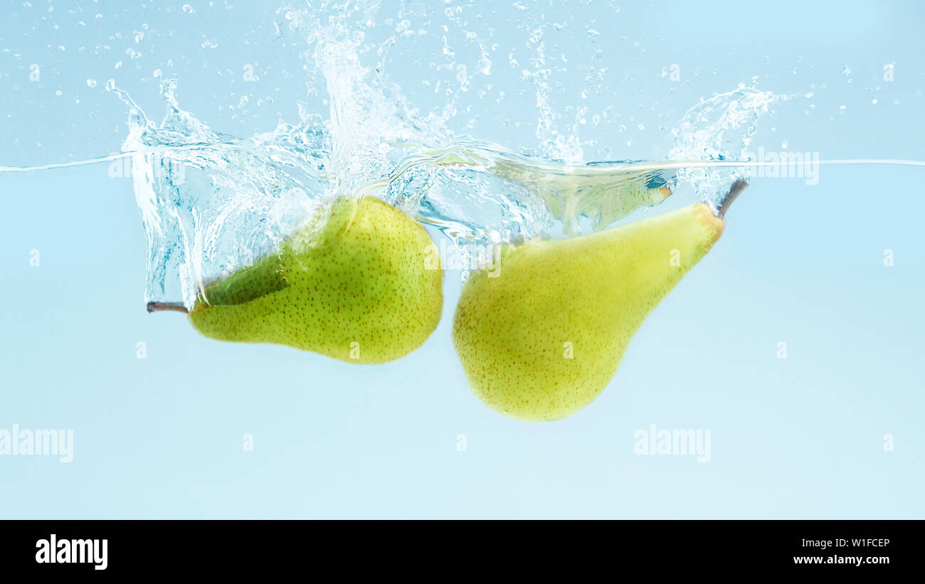 Object falling in water hi-res stock photography and images - Alamy