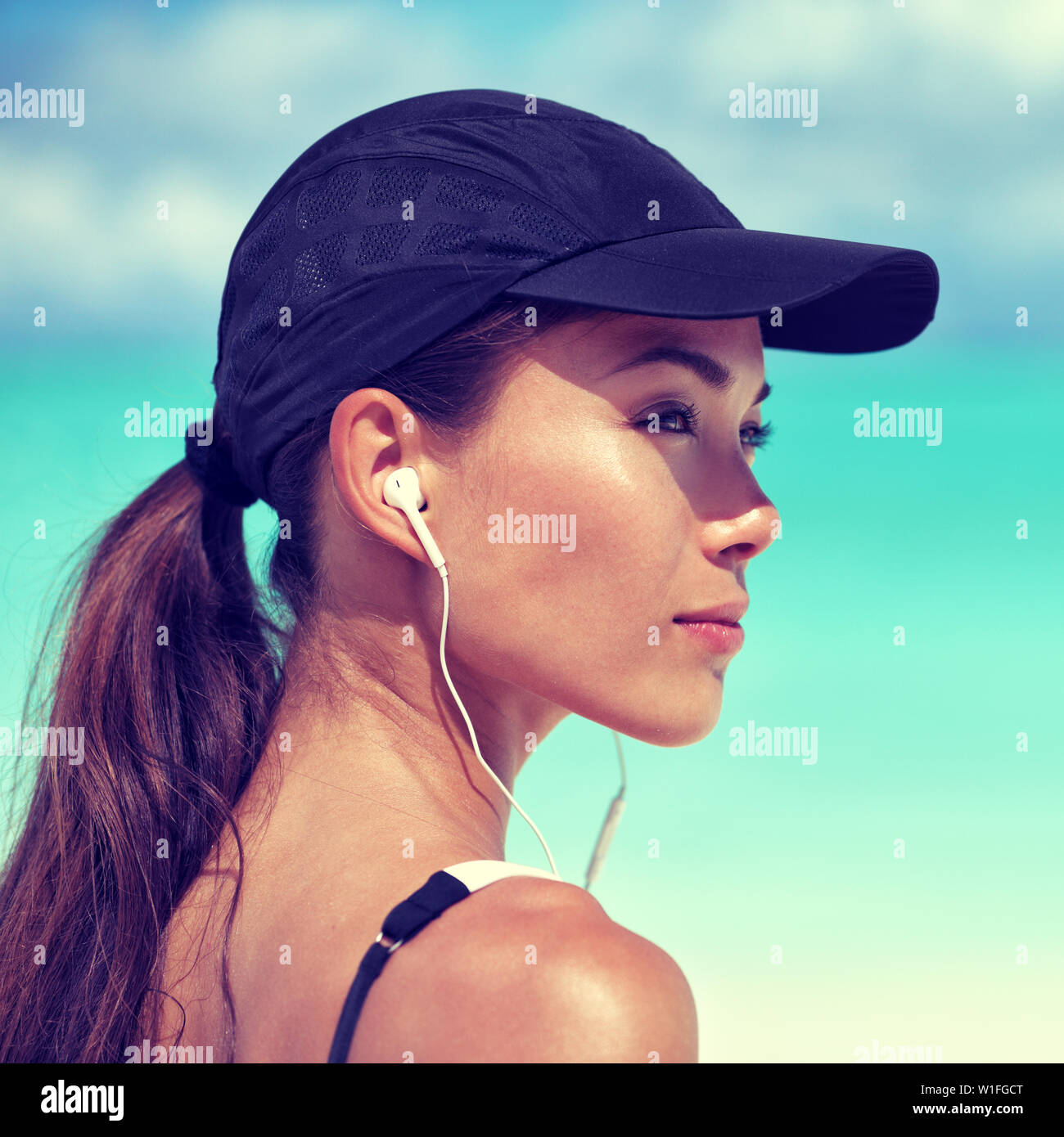 Earbuds girl hi-res stock photography and images - Alamy