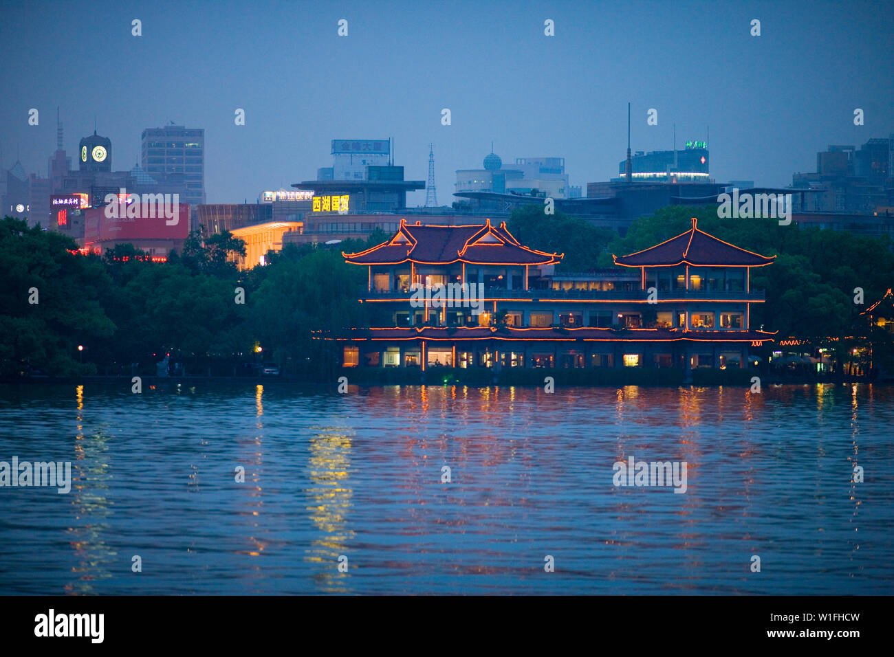 Illuminated Chinese building on the waterfront Stock Photo - Alamy
