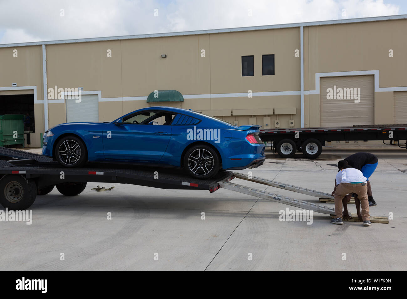 Car ramps hi-res stock photography and images - Alamy