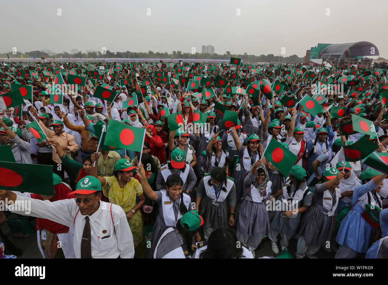 Singing national anthem school hi-res stock photography and images - Alamy