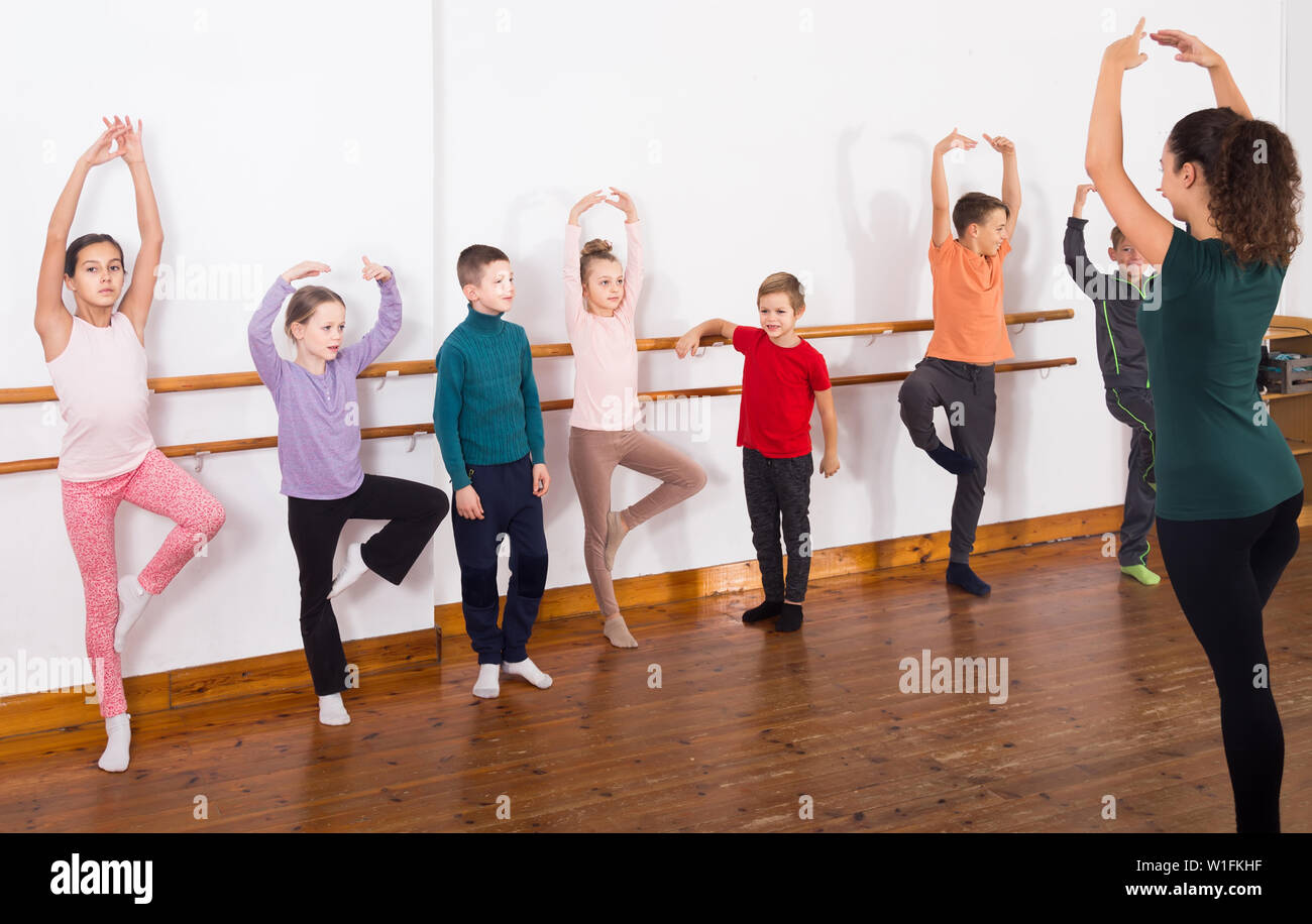 Junior ballet class hi-res stock photography and images - Alamy