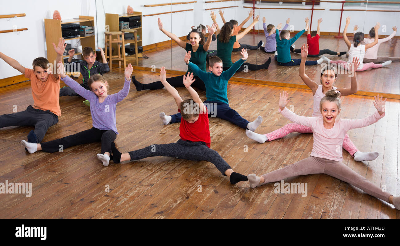 group of boys and girls studying contemp dance in studio Stock Photo ...
