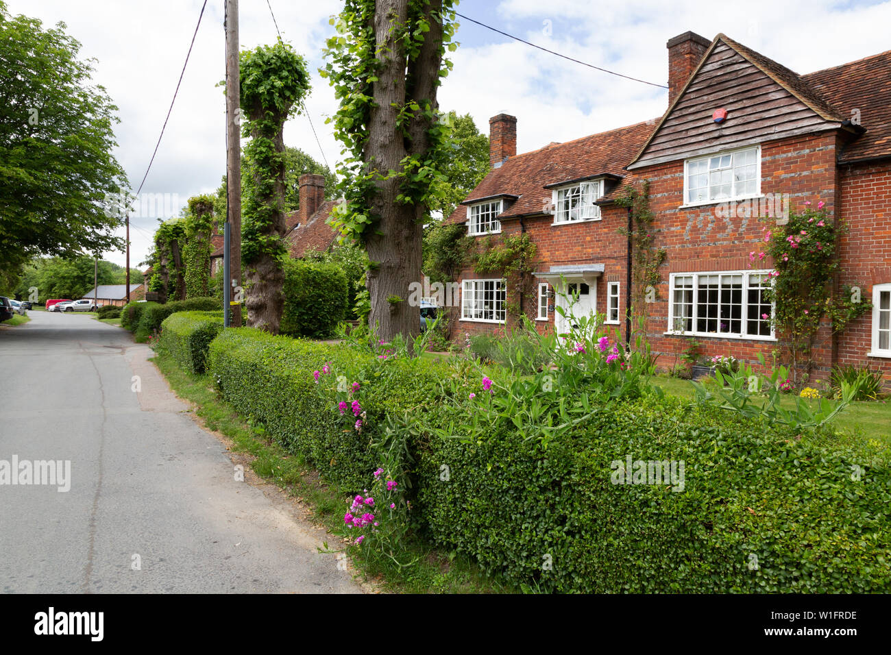 Uk villages hi-res stock photography and images - Alamy