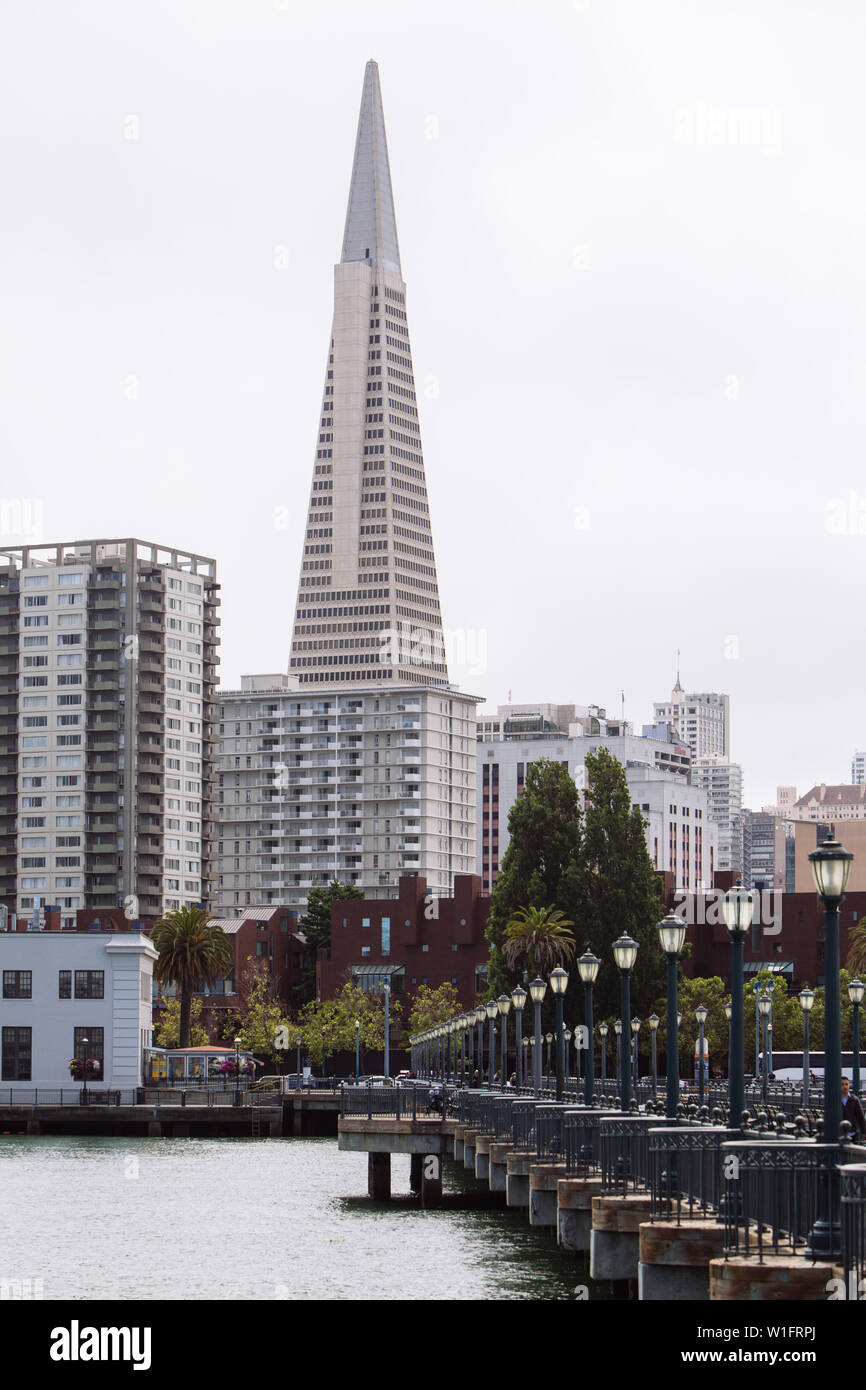 Pyramid building hi-res stock photography and images - Alamy