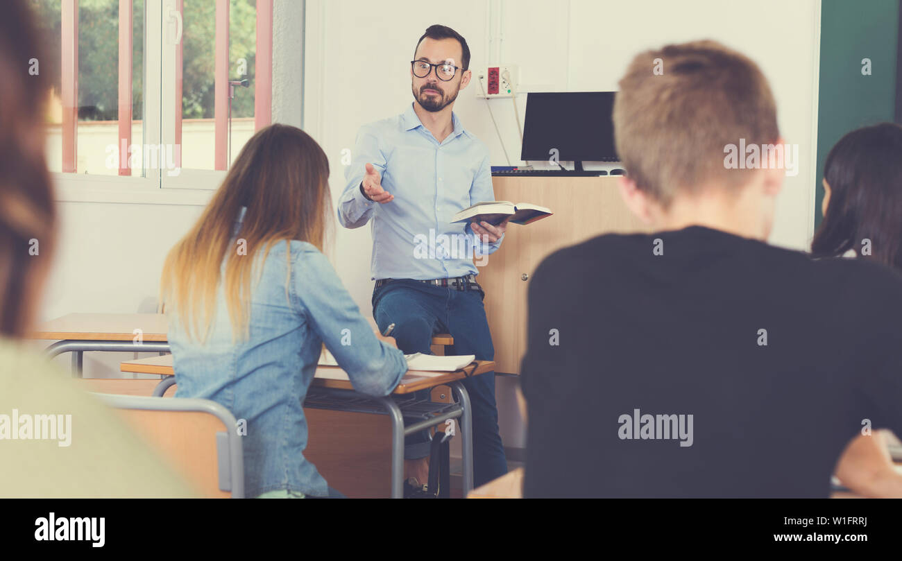 Student giving speech in class hi-res stock photography and images - Alamy