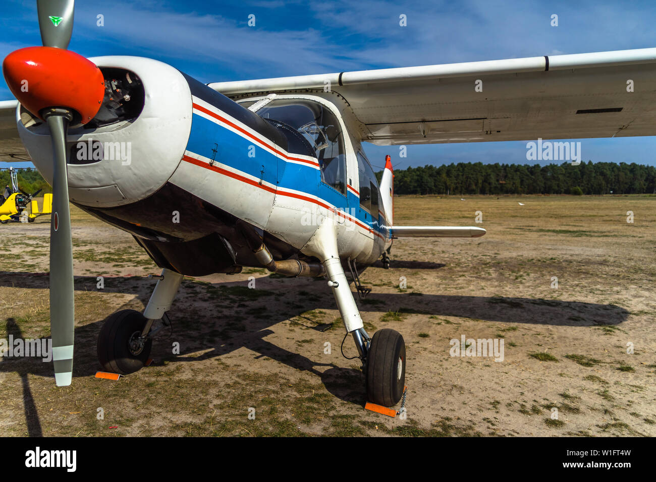 Small two propeller aircraft hi-res stock photography and images - Alamy