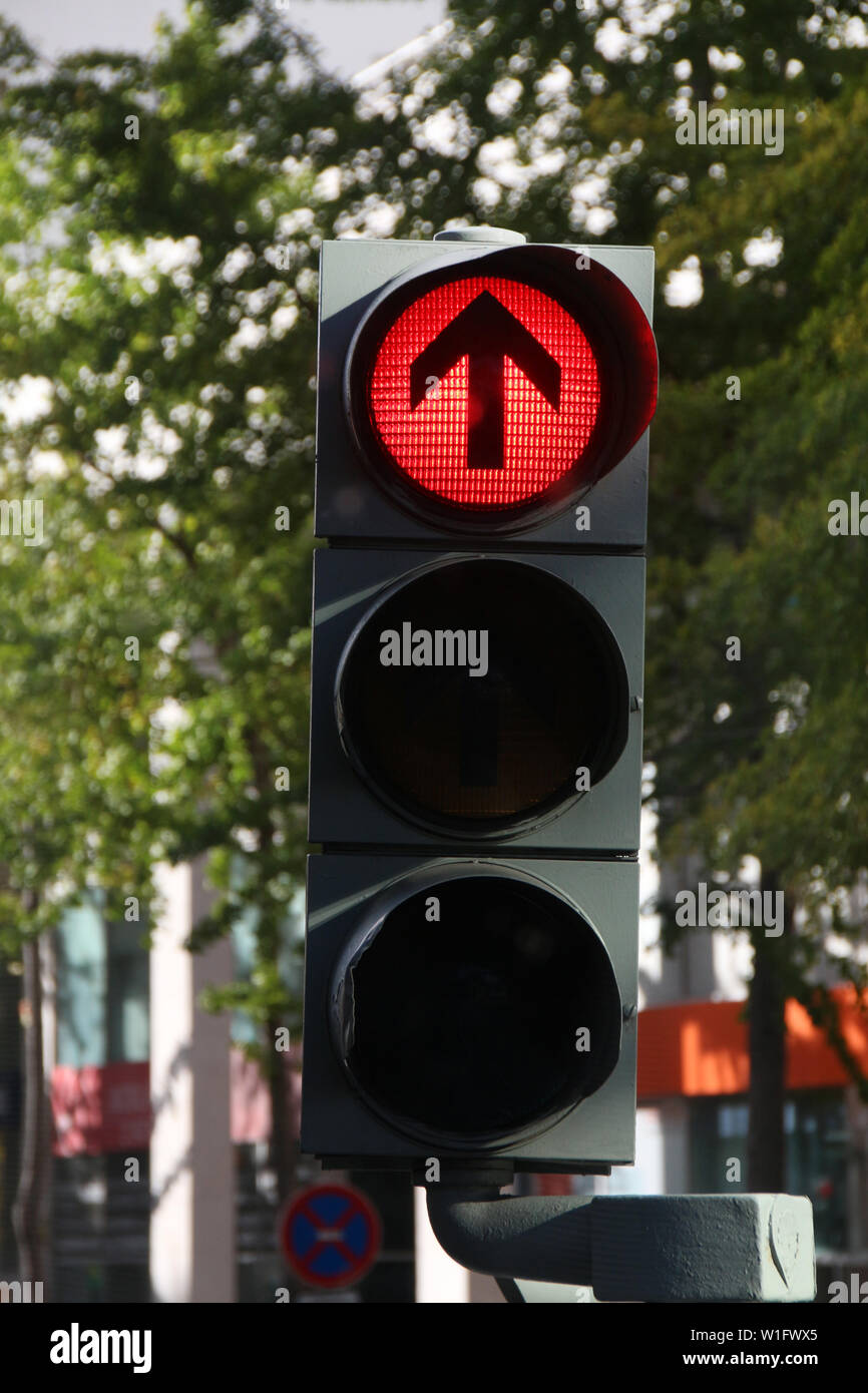 Close up view of the red light in a traffic signal Stock Photo - Alamy