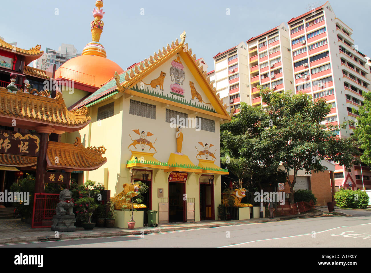 buddhist temple (Sakya Muni Buddha Gaya) in singapore Stock Photo - Alamy