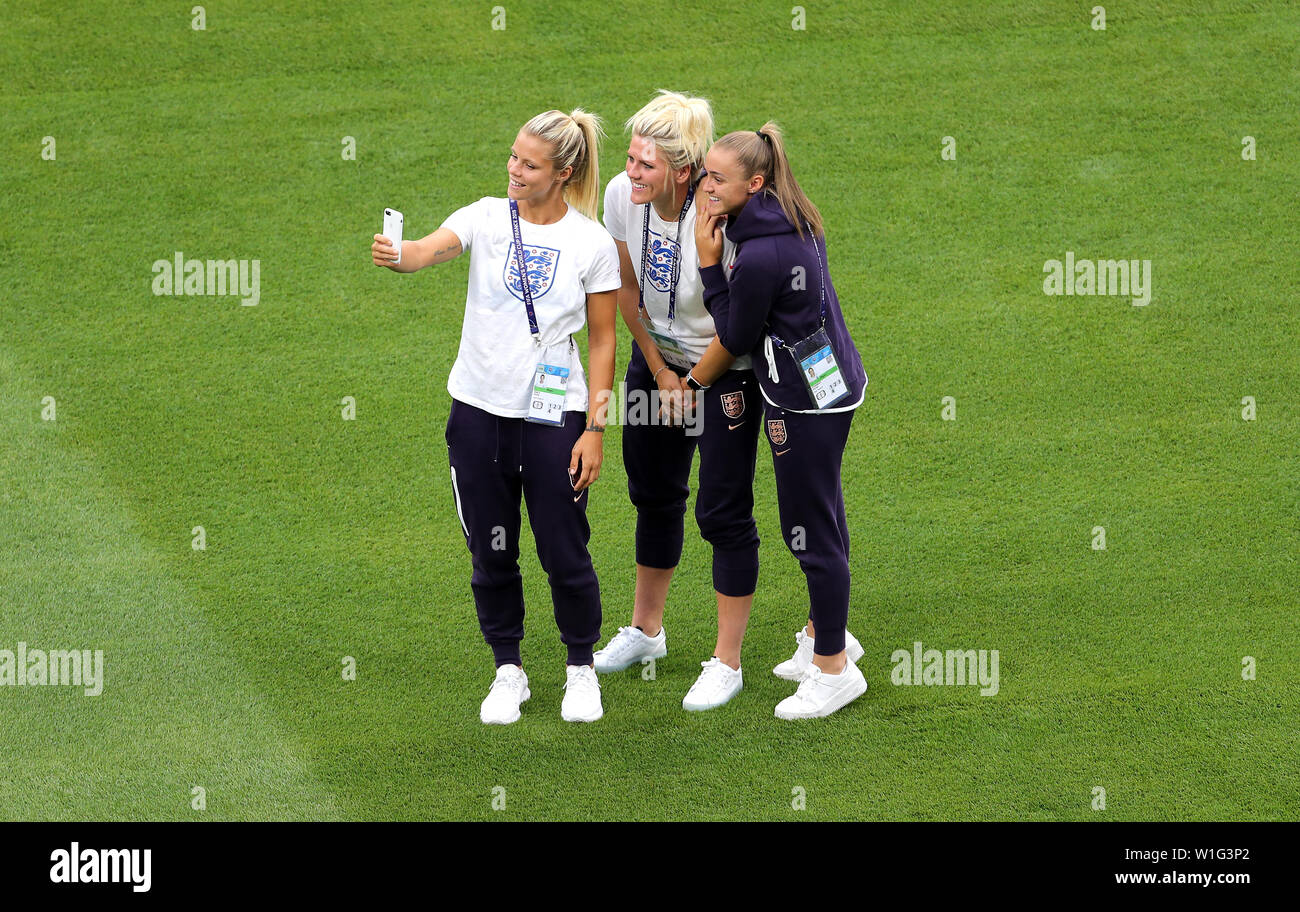 England's Rachel Daly, Millie Bright and Georgia Stanway take a selfie ...