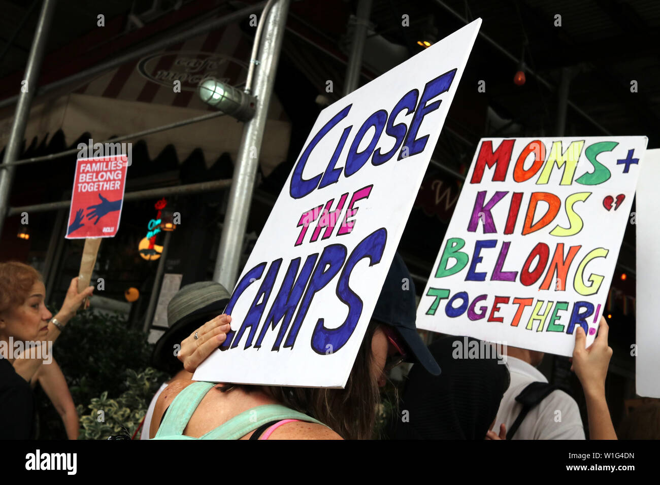 Children migrants cages border hi-res stock photography and images - Alamy