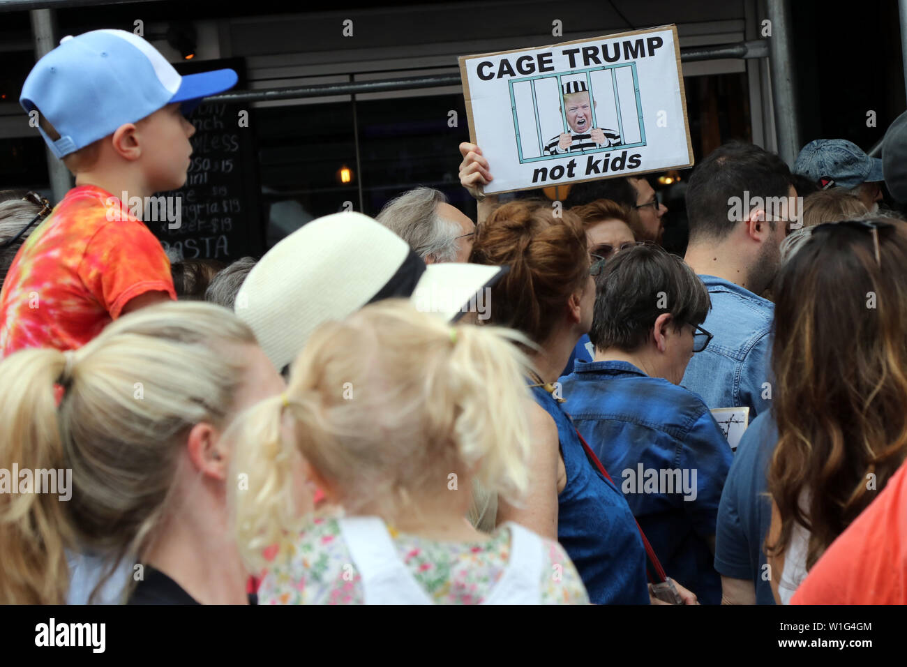 Children migrants cages border hi-res stock photography and images - Alamy