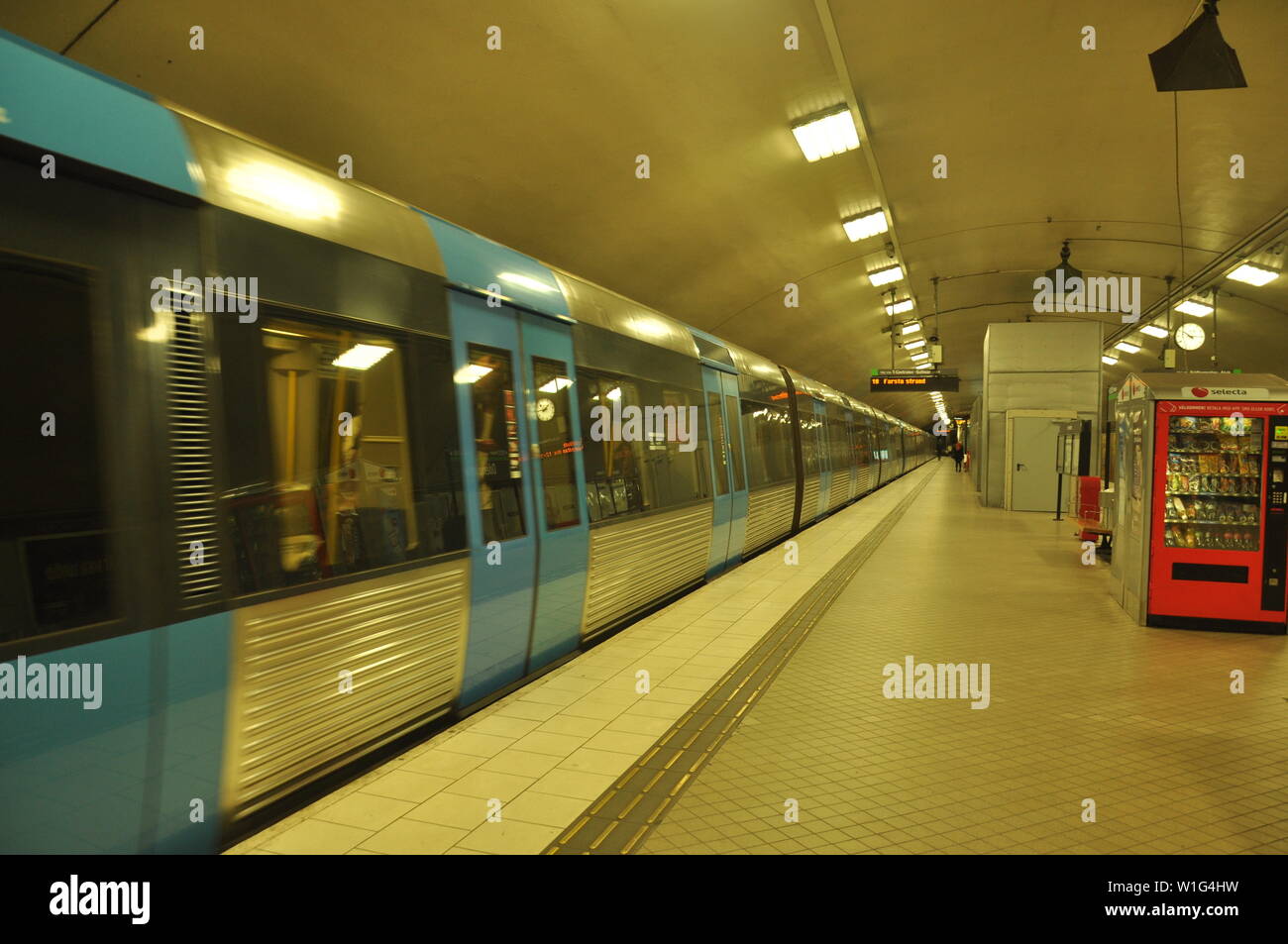Train passes through station hi-res stock photography and images - Alamy