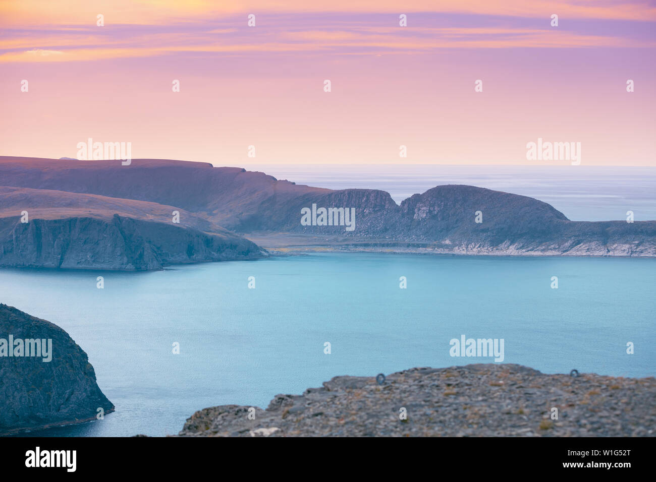 Beautiful seascape with dramatic sunset sky. Wild nature Norway ...