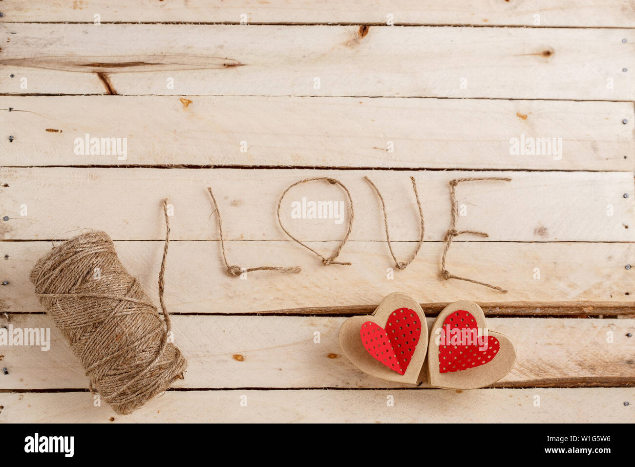 brown biodegradable heart-shaped gift boxes with threads for packaging ...