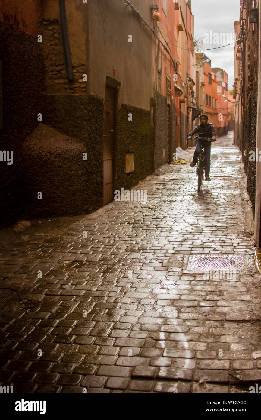 narrow town alley architecture city Stock Photo - Alamy